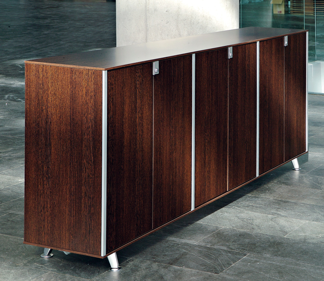 Block cupboard with wood fronts